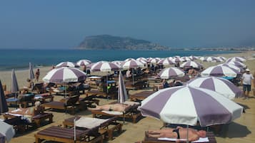 Uma praia privada nas proximidades, espreguiçadeiras