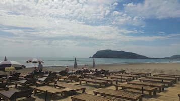 Uma praia privada nas proximidades, espreguiçadeiras