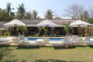 Piscina exterior, espreguiçadeiras 