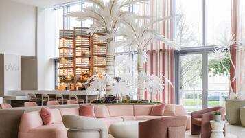 Junto à piscina, aberto diariamente