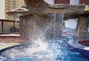 8 piscinas exteriores, guarda-sóis 