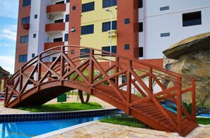 8 piscinas externas, guarda-sóis