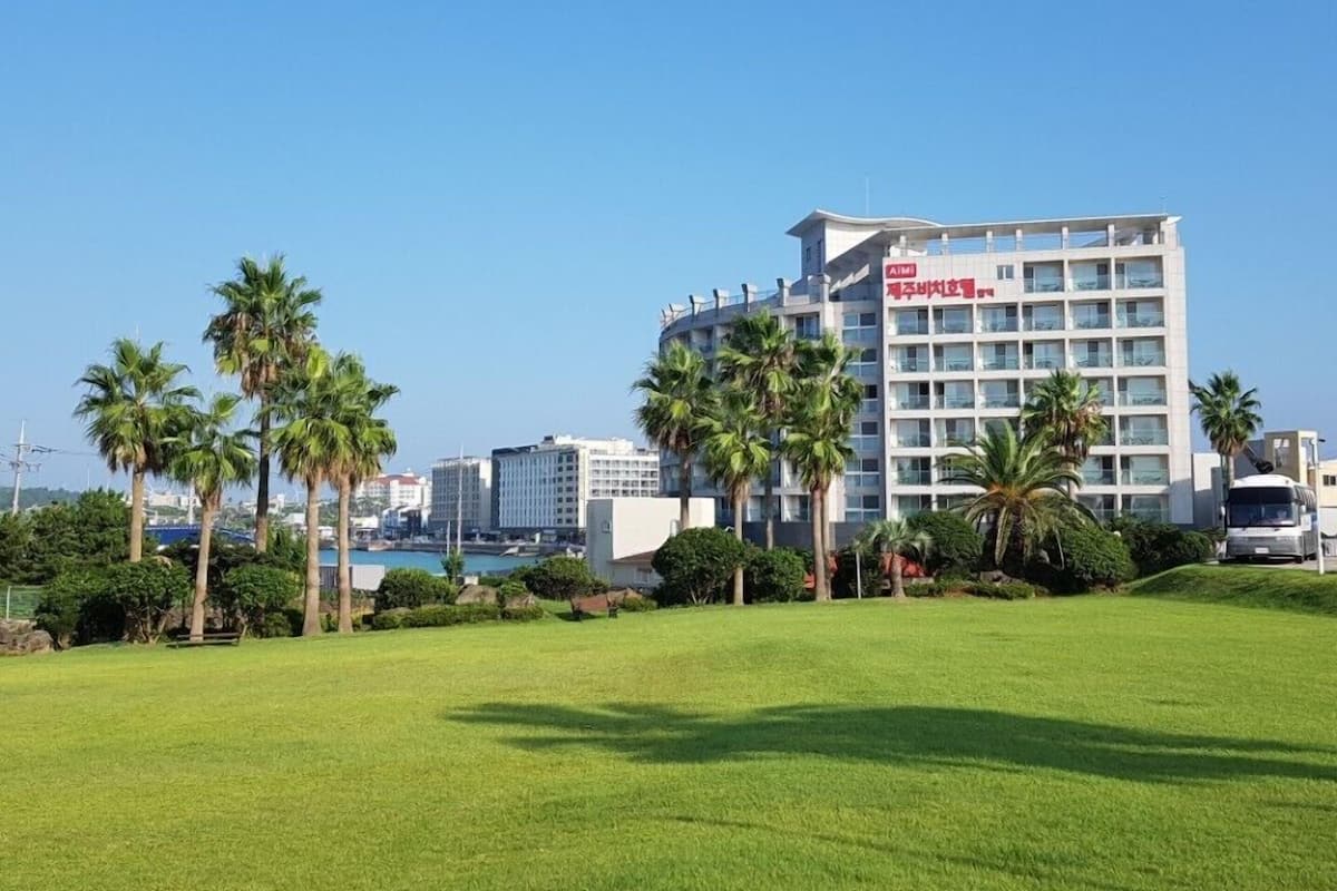 Quarto (Randomly assigned upon check in) | Cortinas/cortinados opacos, Wi-fi grátis, roupa de cama fornecida