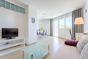 Apartamento, terraço (Studio) | Sala de estar | Televisor LCD 