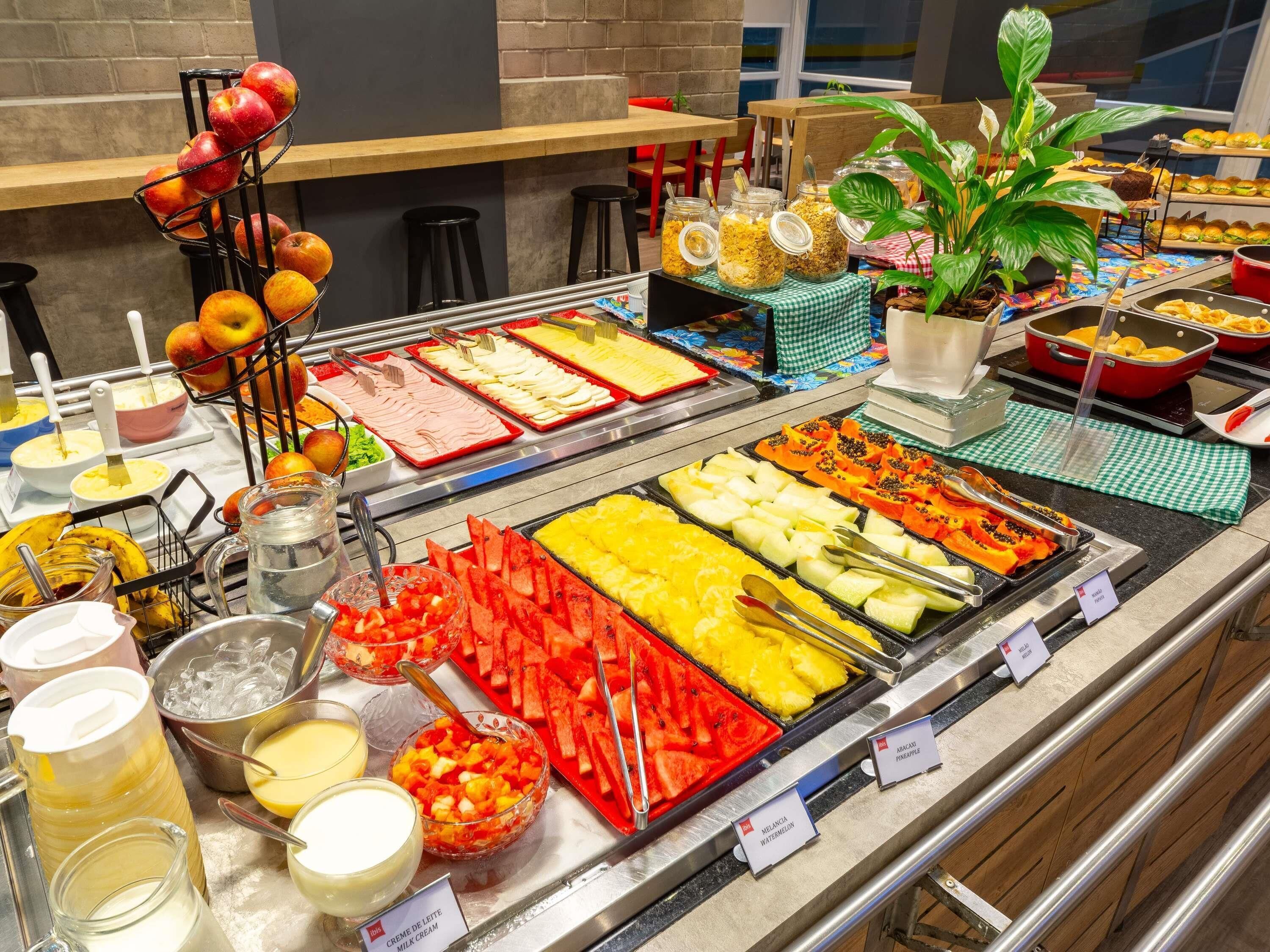 Pequeno-almoço tipo buffet diário mediante uma taxa 