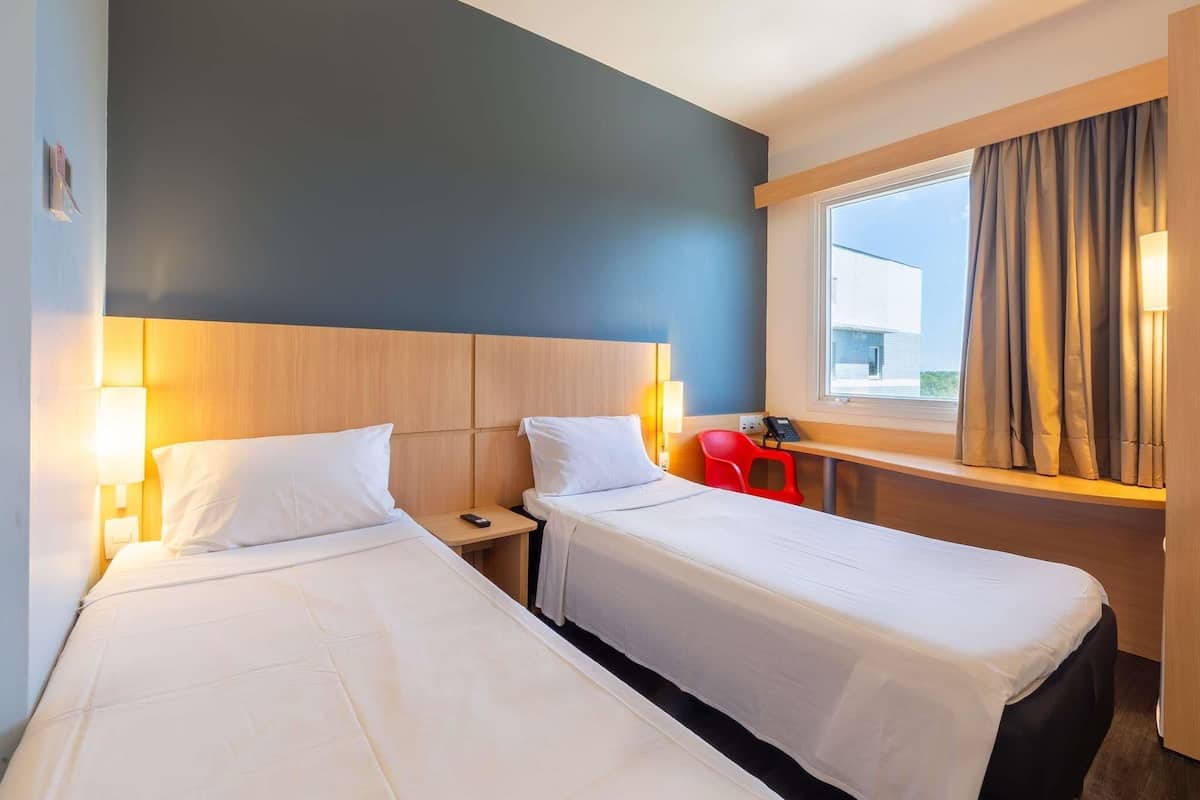 Quarto Standard, 2 camas individuais | Minibar, cofre no quarto, secretária, cortinas/cortinados opacos