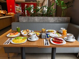 Pequeno-almoço completo diário mediante uma taxa 