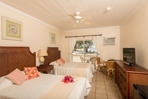Quarto Duplo Standard, 2 camas de casal, vista para a praia | Cofre no quarto, Wi-fi grátis, roupa de cama fornecida 