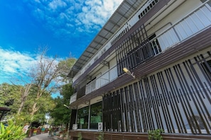 Um edifício moderno com entrada coberta e varanda.