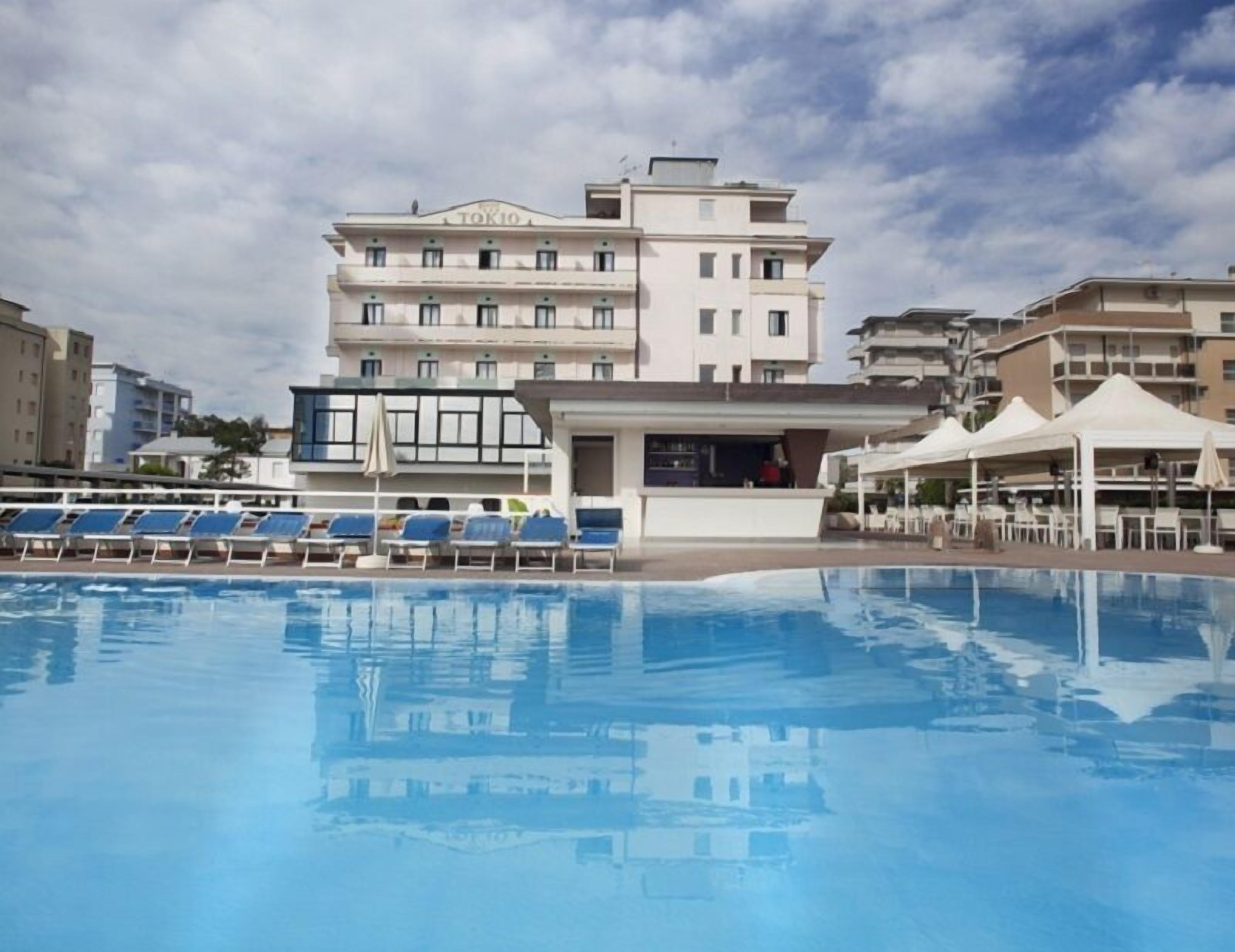 Piscina exterior, espreguiçadeiras 