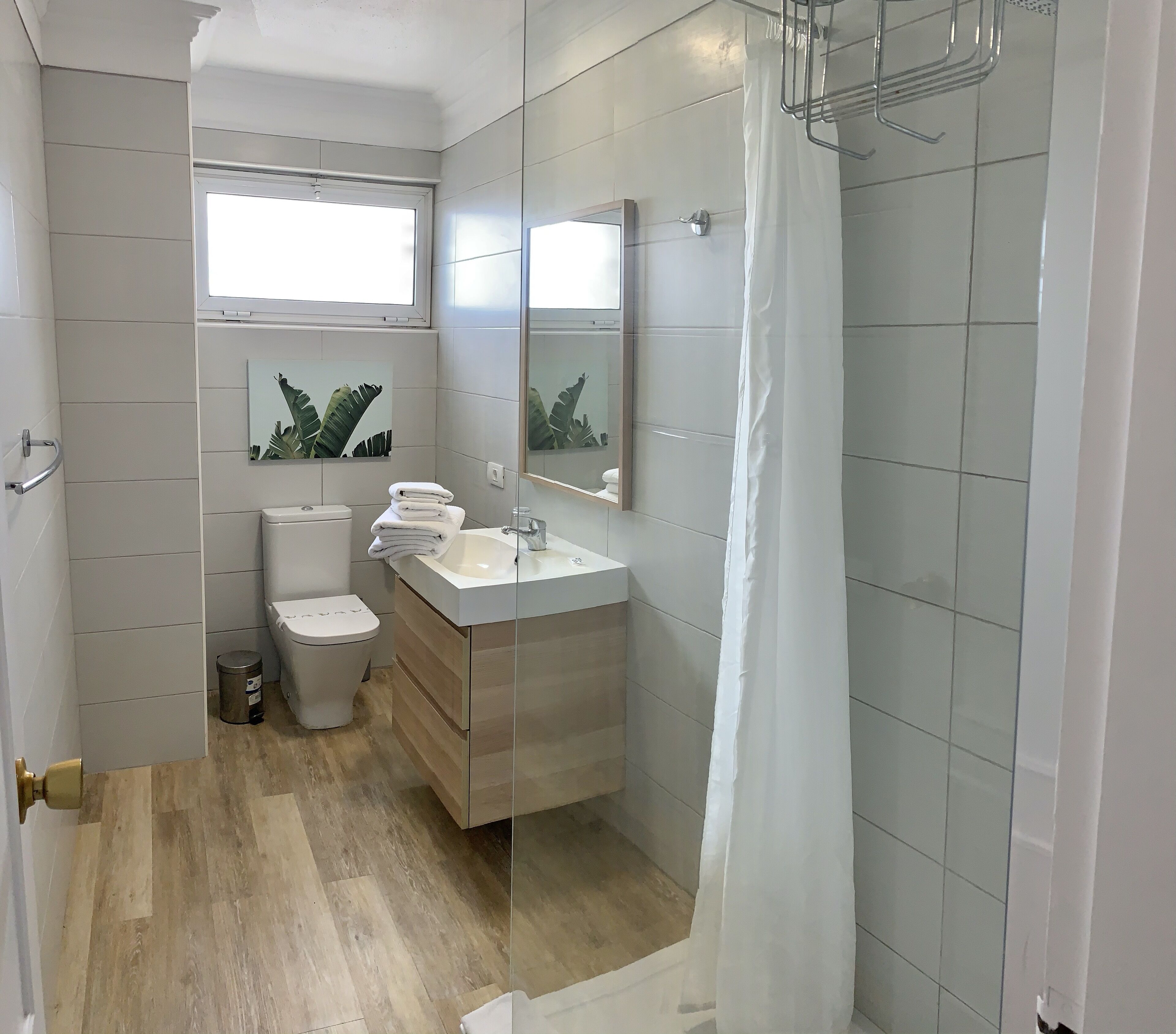 Apartamento Superior, 1 quarto | Casa de banho | Um secador de cabelo, toalhas fornecidas 