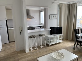 Apartamento Superior, 1 quarto | Sala de estar | TV de ecrã plano 