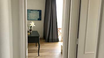 Apartamento superior, 1 quarto | Área de estar | TV de tela plana