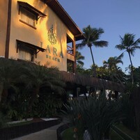 Fachada da propriedade à noite