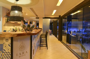 Vistas para a praia, serve café da manhã, almoço e jantar 