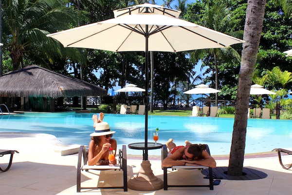 Piscina exterior, guarda-sóis, espreguiçadeiras