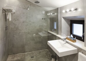 Quarto Duplo ou Twin Superior | Casa de banho | Um polibã, artigos de higiene pessoal grátis, um secador de cabelo 
