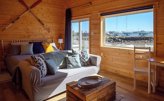 Cabana de Madeira Romântica, 1 quarto, polibã adaptado para cadeiras de rodas (Shanty on the Bay) | Com decoração personalizada, ferro/tábua de engomar, Wi-fi grátis
