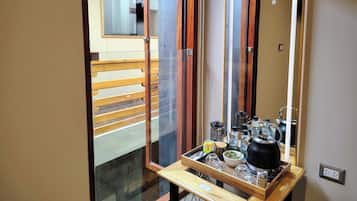 Quarto Triplo Deluxe | Roupa de alta qualidade, edredões de penas, cofre no quarto