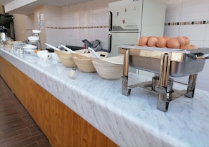 Café da manhã com buffet grátis todos os dias