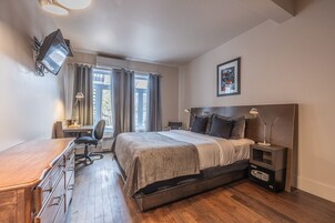 Quarto, 1 cama queen-size (Chambre 5) | Cofre no quarto, com decoração personalizada 