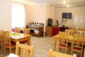 Café da manhã com buffet todos os dias (CZK 160 por pessoa) 