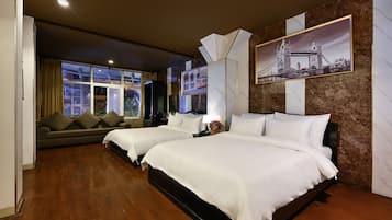 Quarto Quádruplo Familiar (with complimentary daily snack) | Minibar, cofre no quarto, secretária, quartos insonorizados