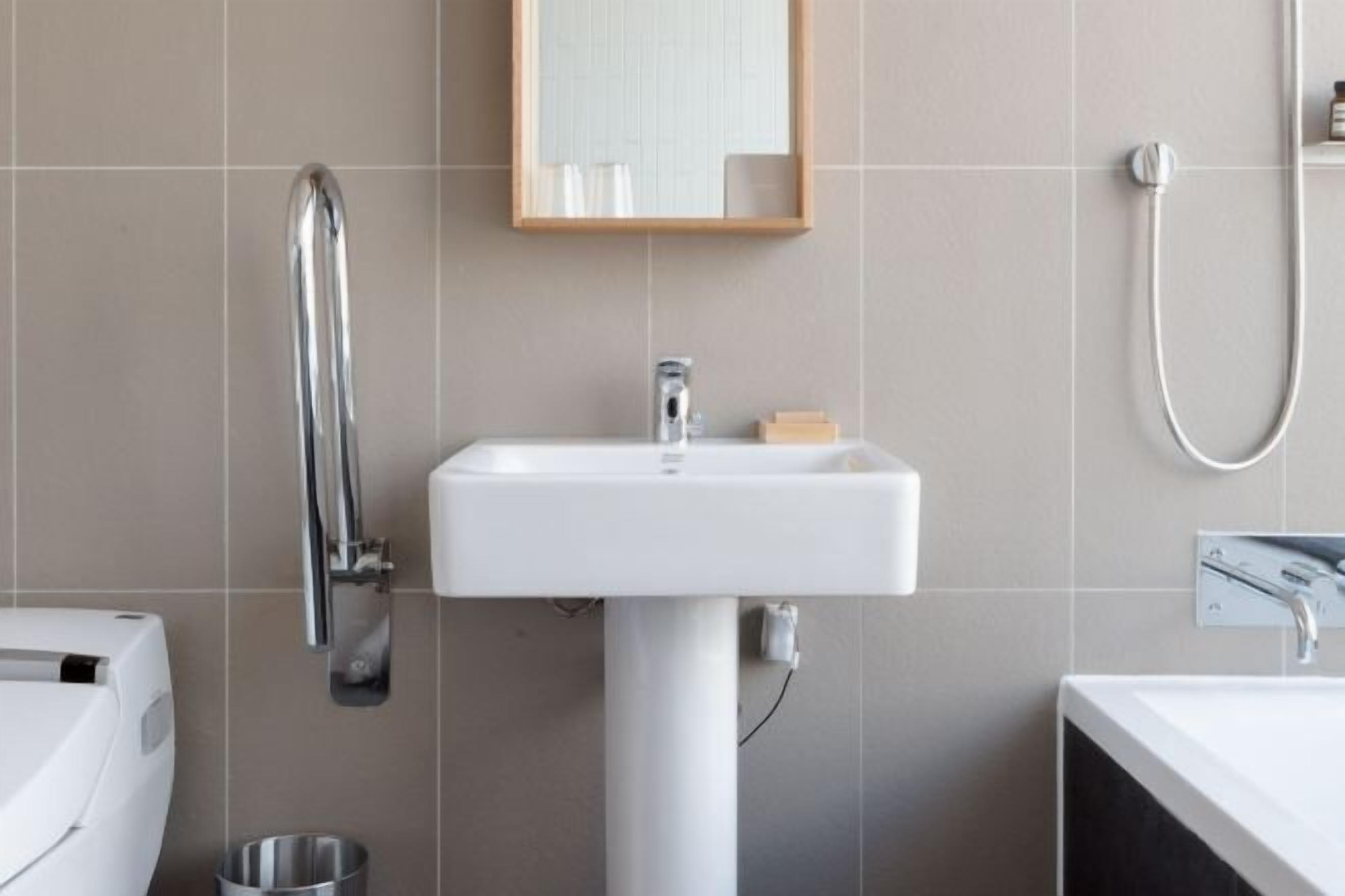 Um polibã, artigos de higiene pessoal grátis, roupões, chinelos 