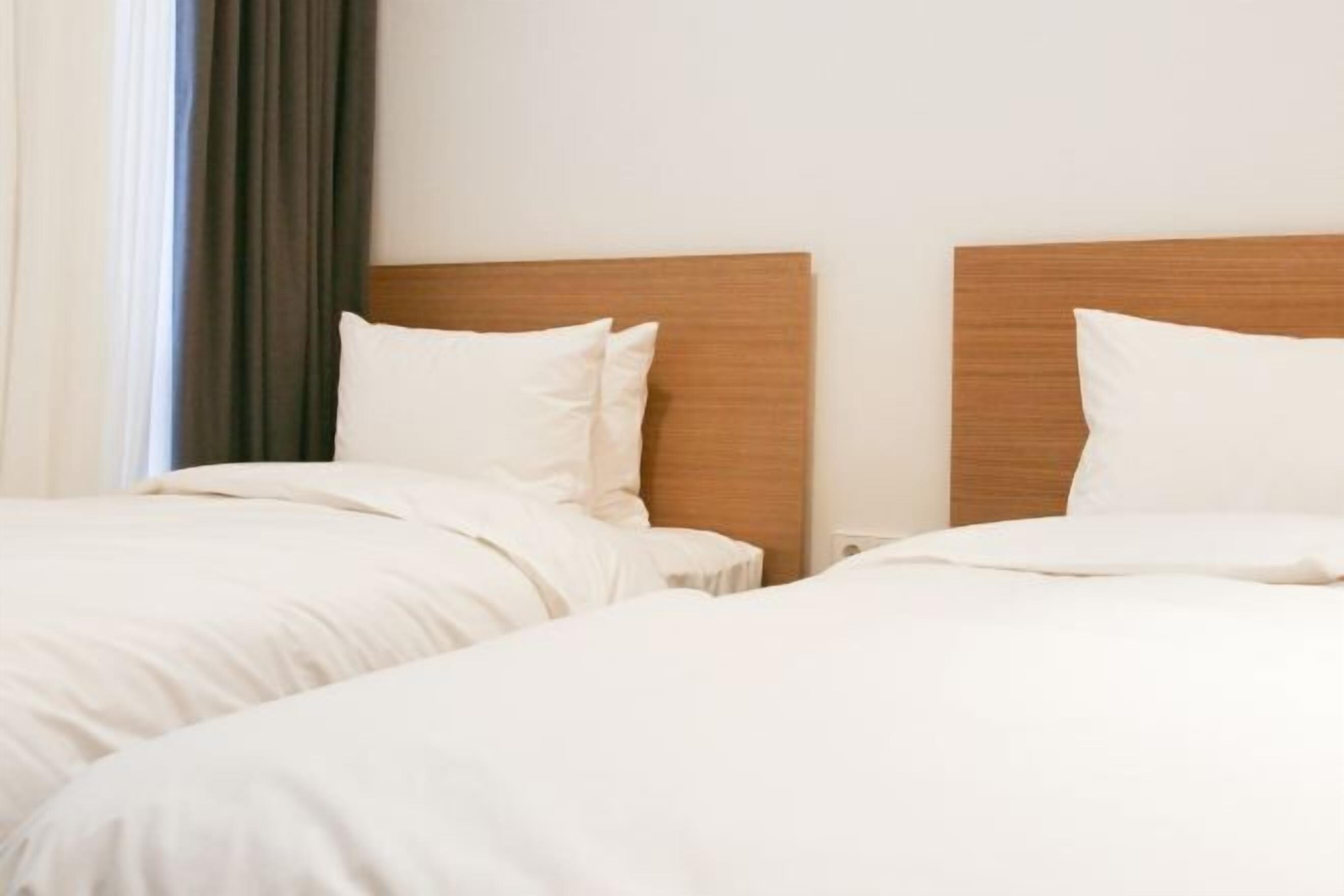 Cofre no quarto, secretária, cortinas/cortinados opacos 