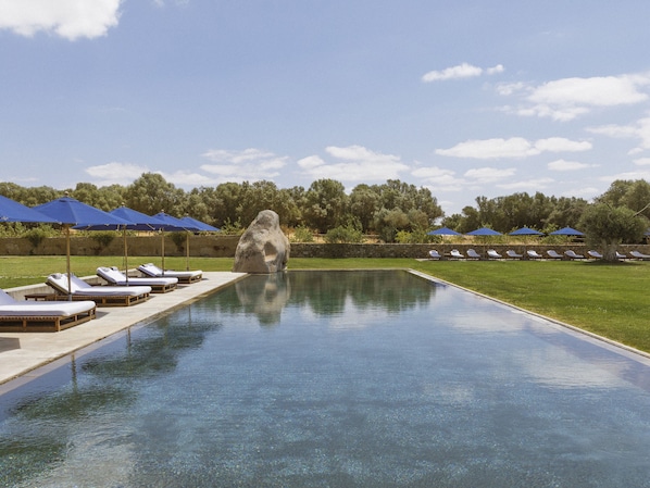 Piscina exterior, da(s) 9:00 à(s) 18:00, espreguiçadeiras