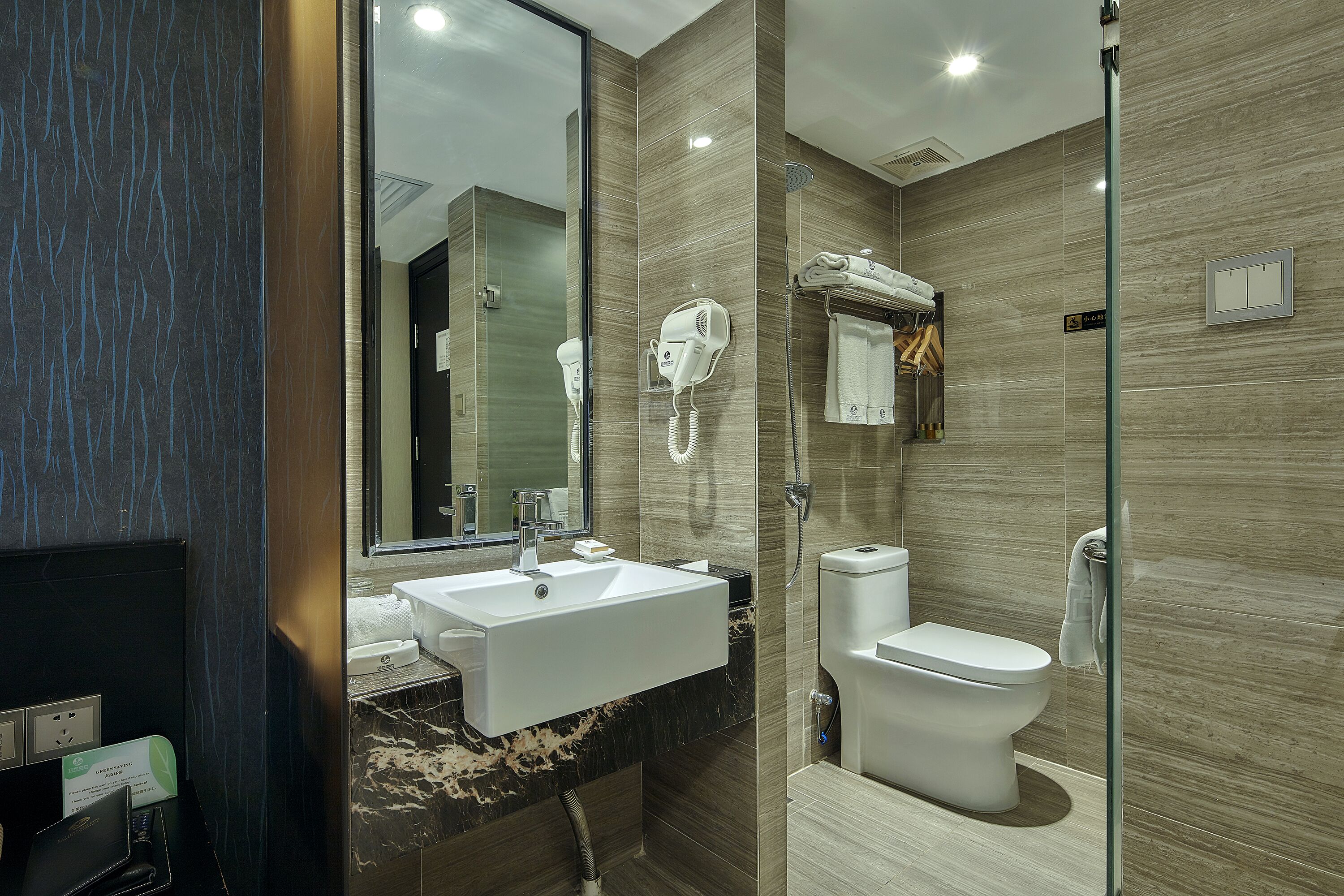 Quarto, 1 cama Queen | Banheiro | Chuveiro, produtos de toalete grátis, secador de cabelo, chinelos