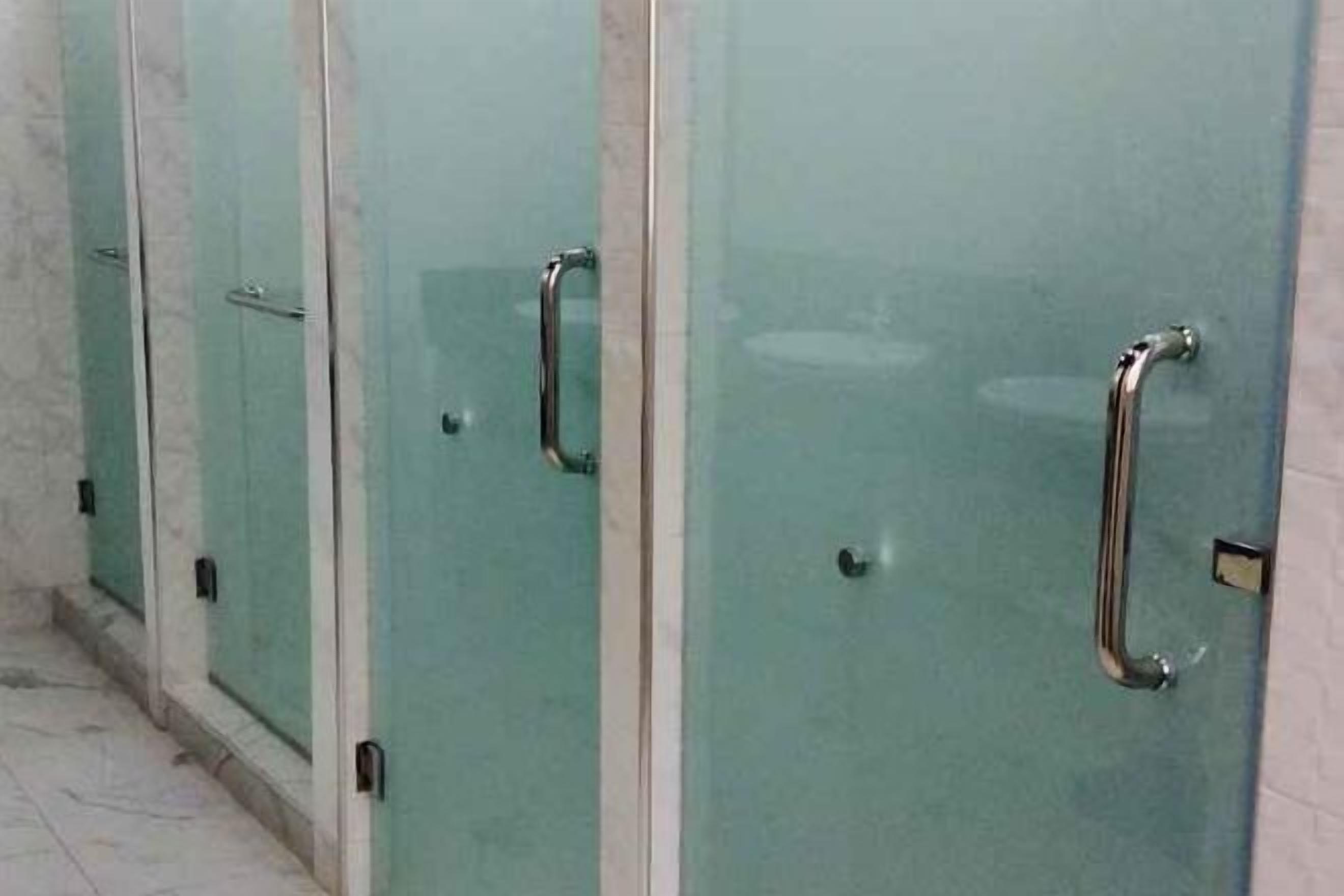 Produtos de toalete grátis, secador de cabelo, toalhas de banho 