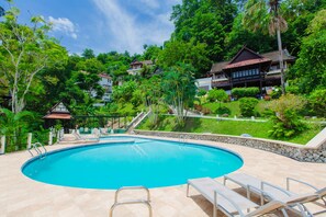 Piscina interior, piscina exterior, guarda-sóis, espreguiçadeiras 