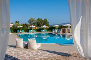 Piscina externa, guarda-sóis, espreguiçadeiras