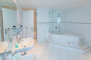 Suite Júnior | Casa de banho | Um secador de cabelo, toalhas fornecidas