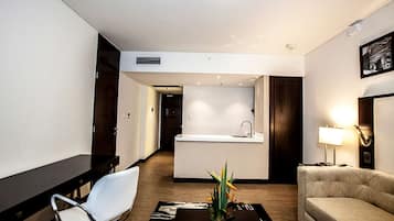 Cofres nos quartos, cortinas blackout, ferros/tábuas de passar roupa