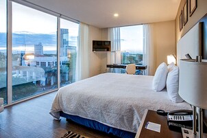 Cofres nos quartos, cortinas blackout, ferros/tábuas de passar roupa