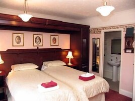 Quarto Twin Premier, casa de banho anexa, vista para o rio (First Floor)