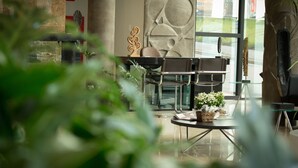 Um interior moderno com uma mesa de vidro, cadeiras e objetos decorativos.