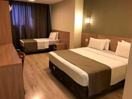 Quarto Triplo Standard | Roupa de alta qualidade, minibar, cofre no quarto, secretária