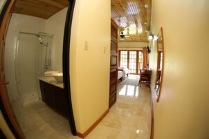 Quarto casal luxo, vista para o mar | Roupas de cama premium, cofres nos quartos, individualmente decorados