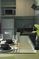 Quarto Deluxe | Cozinha privada | Uma cafeteira/bule, um frigorífico, uma chaleira elétrica
