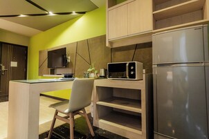 Quarto Deluxe | Cozinha privada | Uma cafeteira/bule, um frigorífico, uma chaleira elétrica