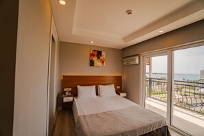 Suíte standard, vista para a piscina | 1 quarto, roupas de cama premium, frigobar, cofres nos quartos