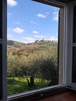 Monolocale panoramico Uzzano | Frigobar, cofres nos quartos, roupa de cama