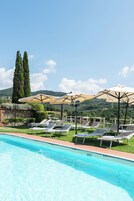 Piscina externa, espreguiçadeiras