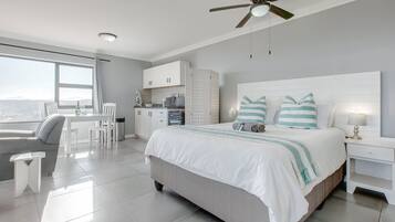 Apartamento luxo, 1 quarto | Cofres nos quartos, escrivaninha, espaço de trabalho para notebook