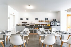 Café da manhã com buffet grátis todos os dias