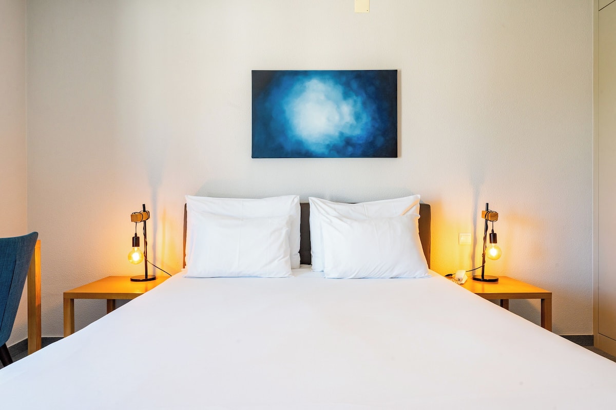 Quarto Duplo Superior, 1 cama queen-size | Secretária, secretária adequada para computadores portáteis 