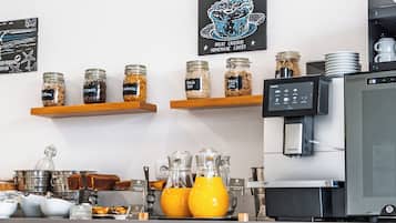 Café da manhã com buffet grátis todos os dias